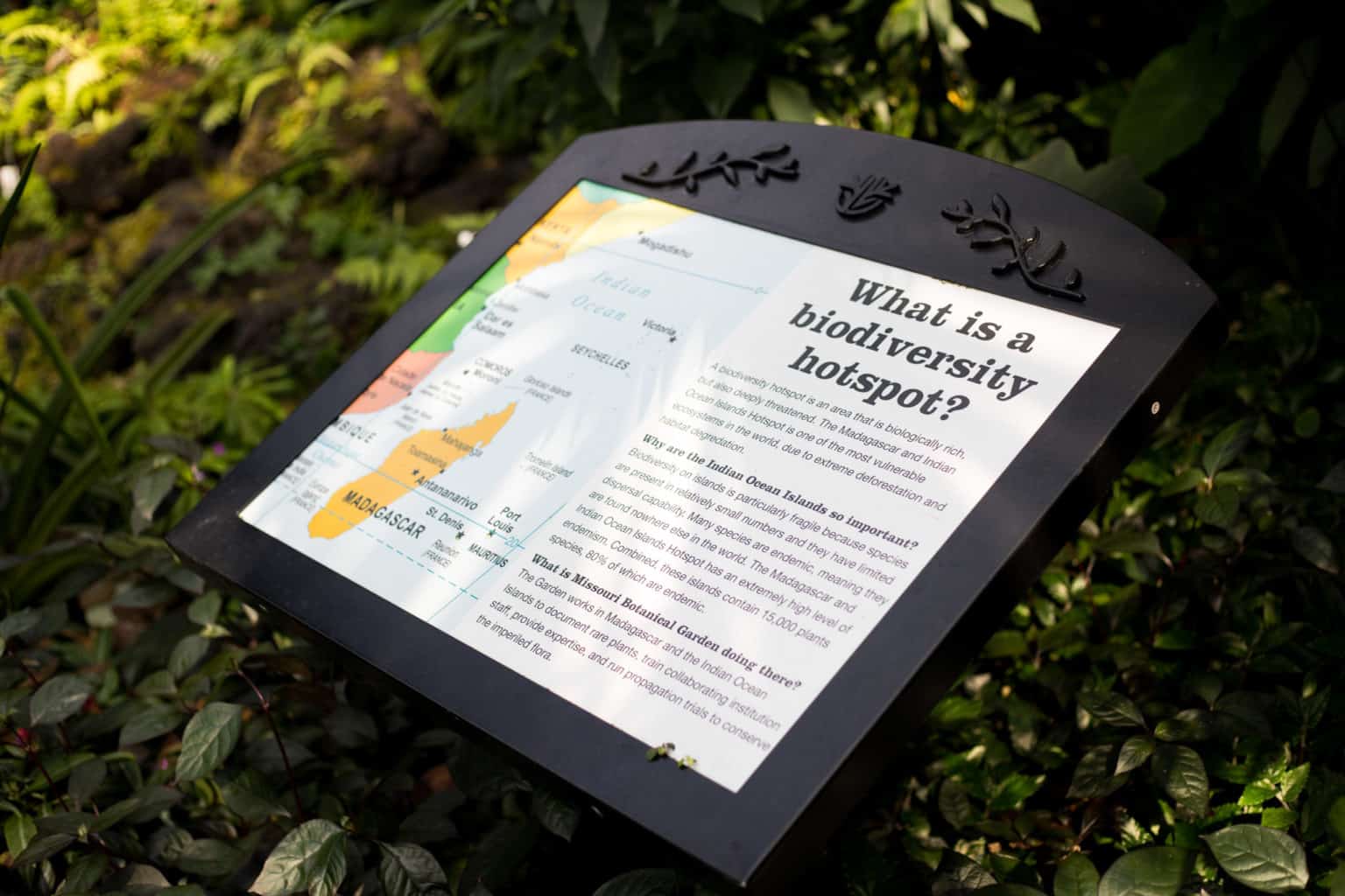 Missouri Botanical Garden Custom Sign System - Engraphix Architectural ...